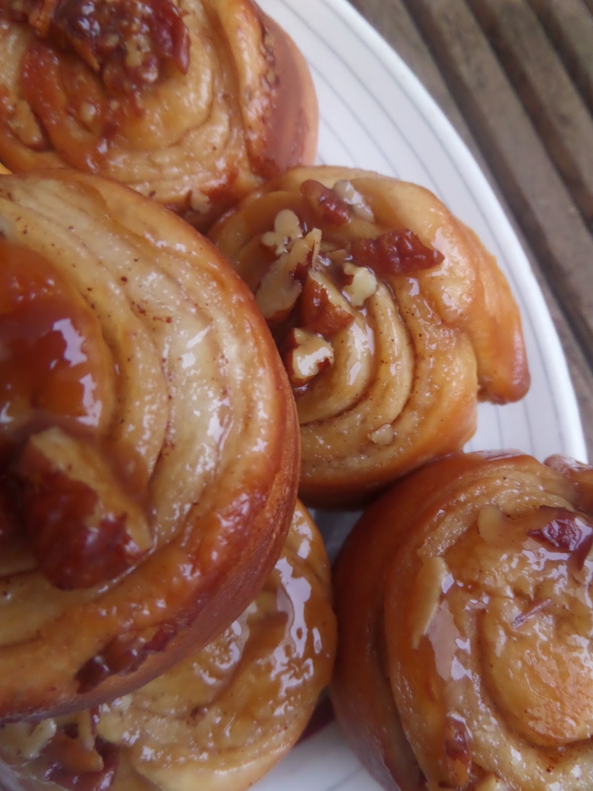 Maple pecan cinnamon rolls // Escargots briochés au sirop d'érable ...