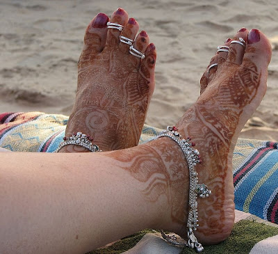 Girls Feet Wearing Toe rings - Image 001 | Girls Fashion Magazine