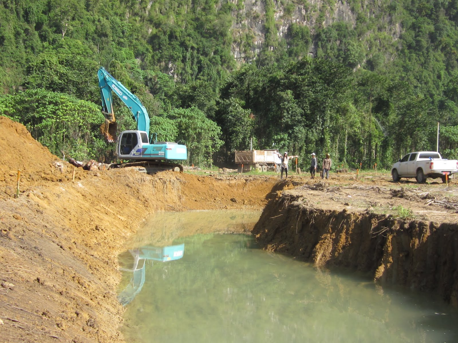 EXOTIC FISHING THAILAND: FIRST STOCK POND IS DUG