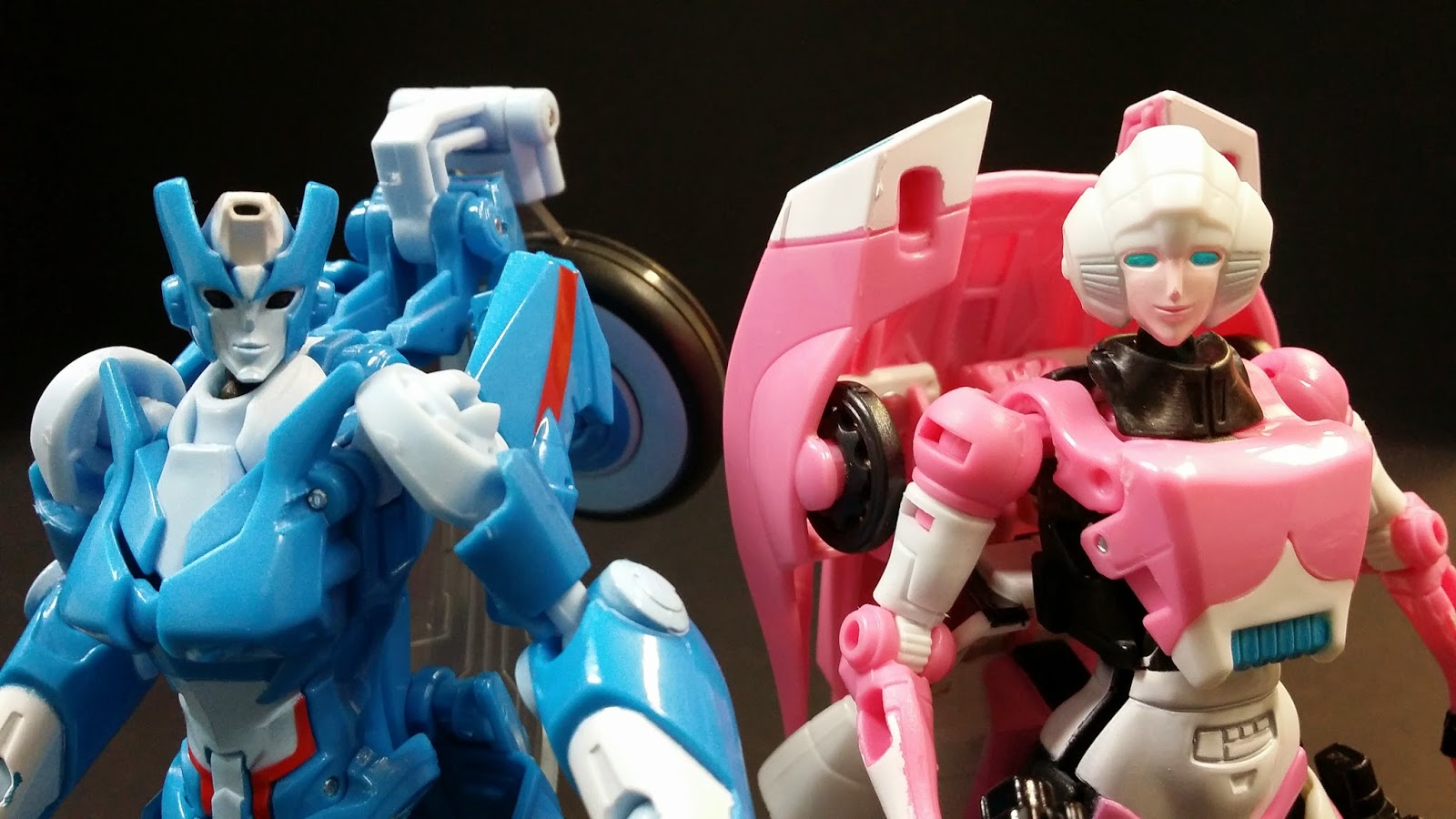 Welcome to The Chosen Prime: IDW Deluxe Arcee & Chromia Gallery