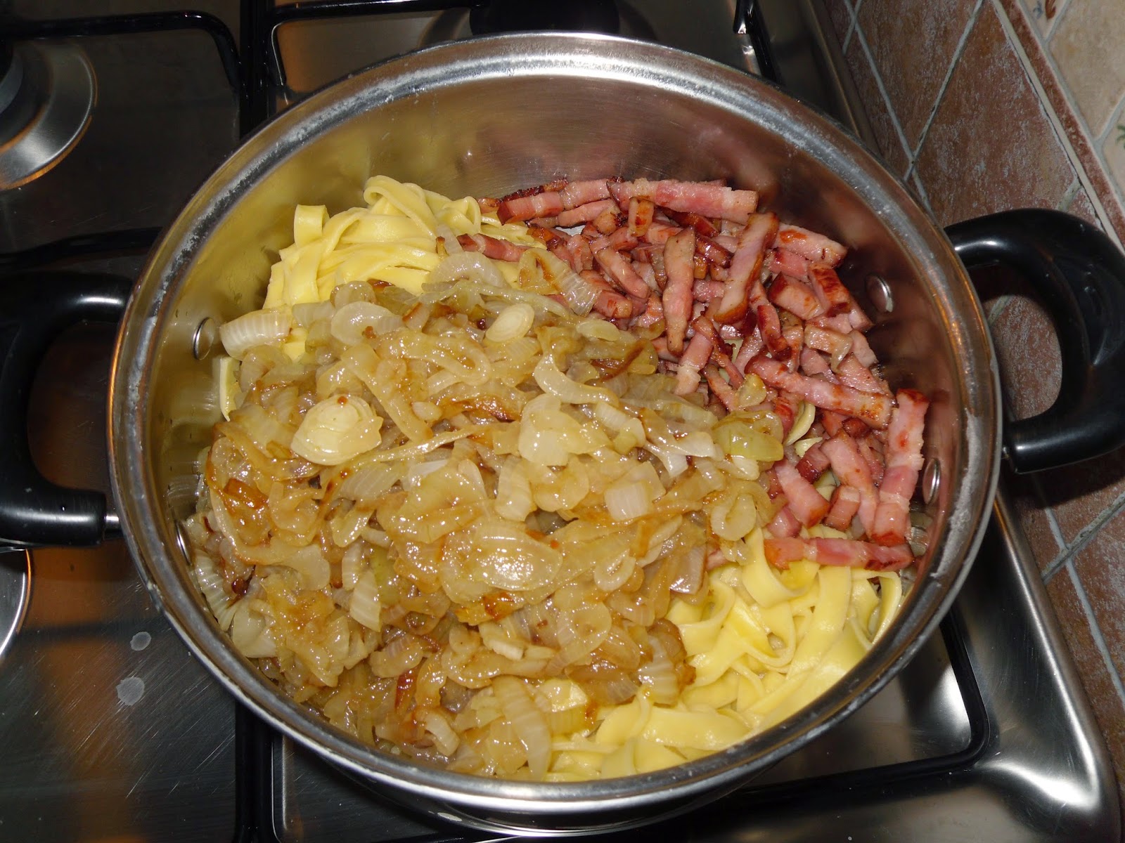 Massa talharim com cebola e bacon