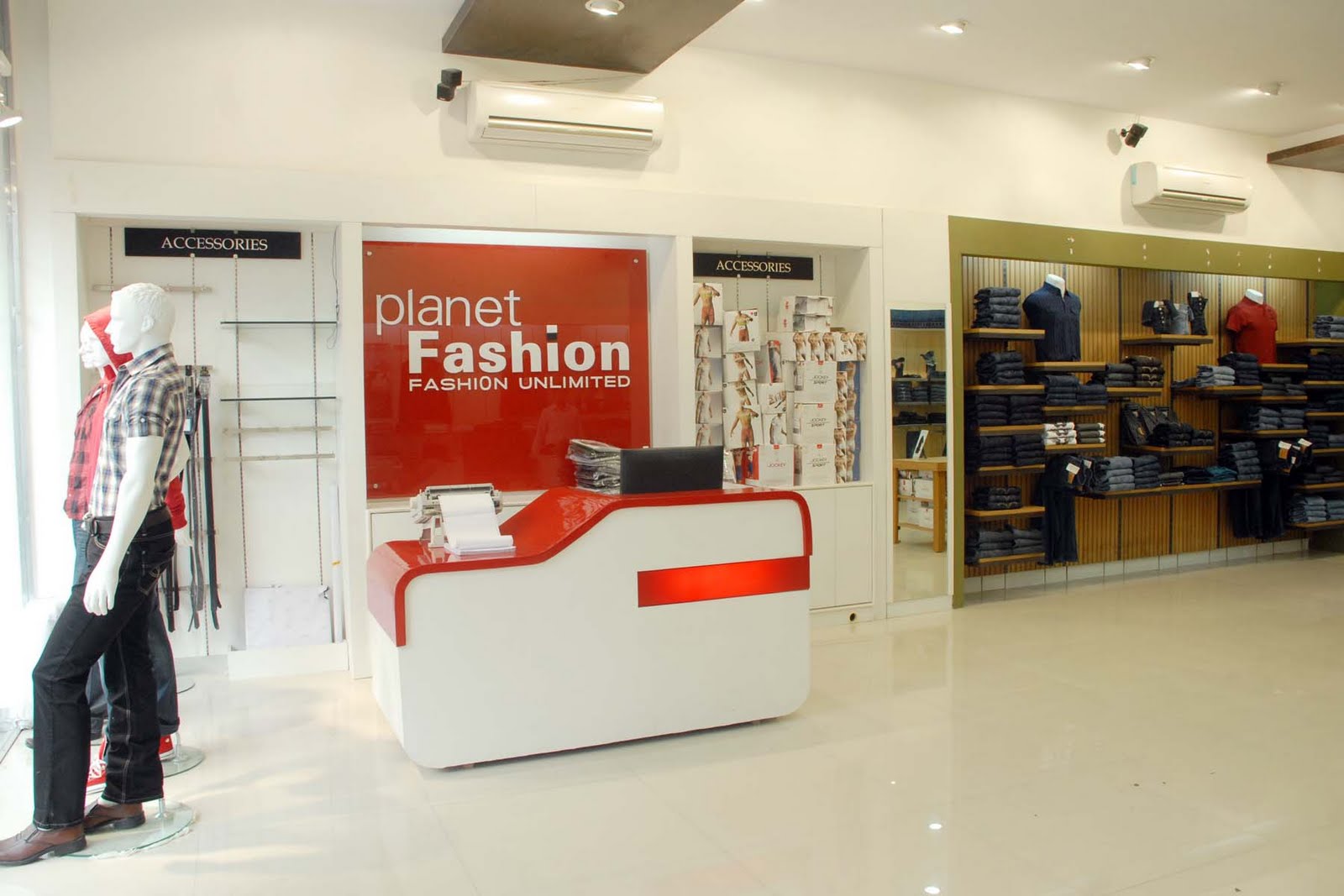 PLANET FASHION STORE: Store Snaps