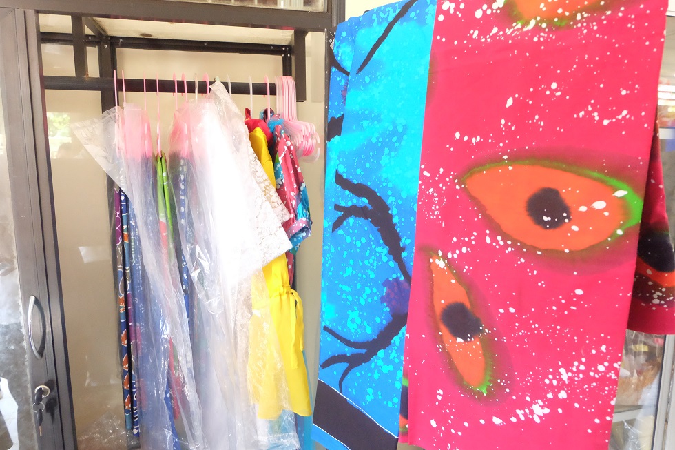 MENGENAL BATIK DENGAN TEHNIK CIPRAT DAN KUAS DI KOTA METRO. ~ DUNIAINDRA