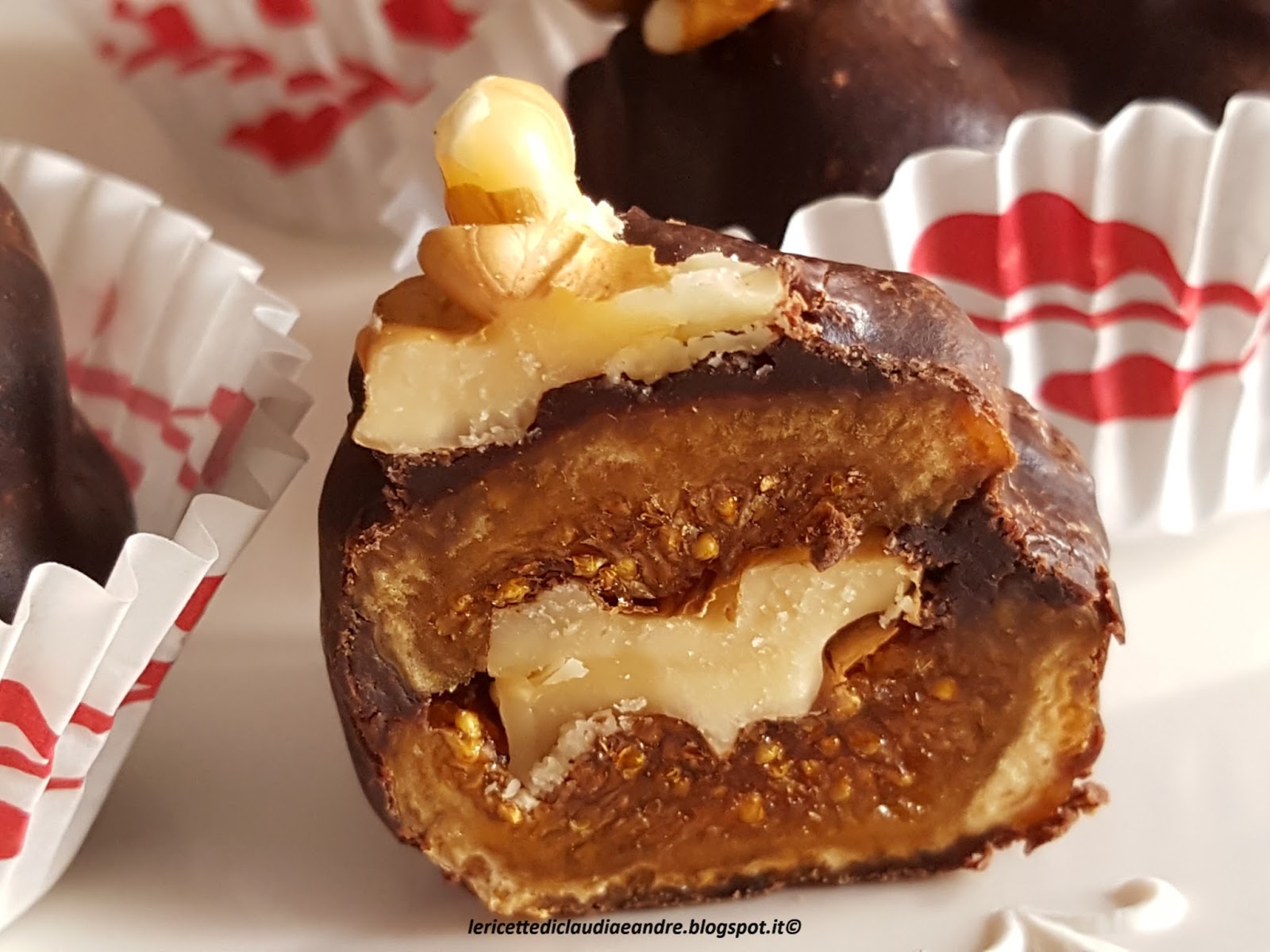 Fichi secchi farciti con noci e ricoperti di cioccolato fondente ...