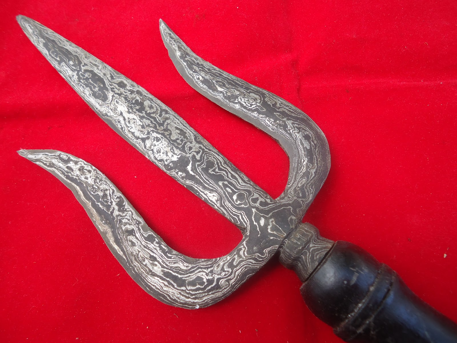 TOMBAK TRISULA - KERIS