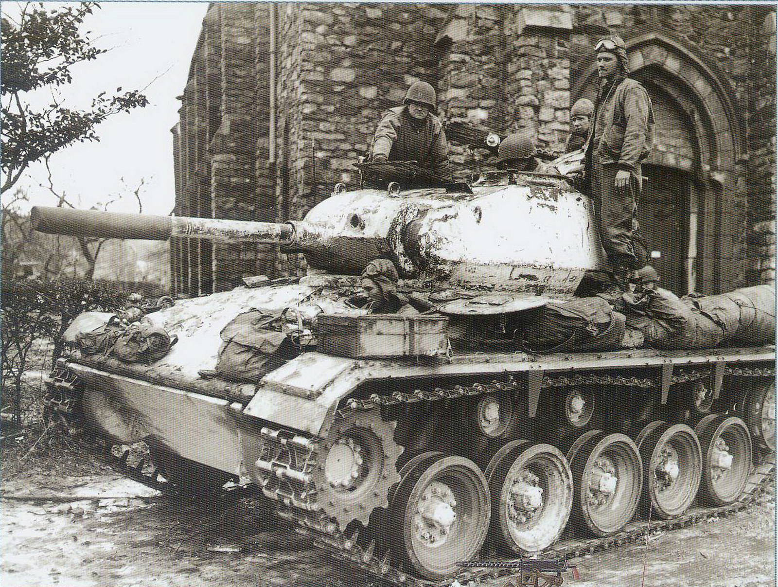 World War II Pictures In Details: M24 Chaffee of 18th Cavalry Squadron