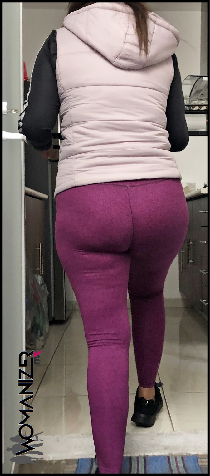 Guapa señora nalgona usando calzas pegadas | Mujeres bellas en la calle