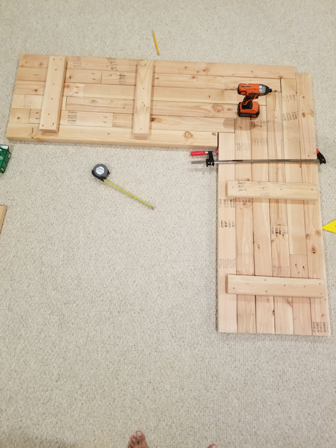 How to : DIY Build L shaped office desk using 2x4s