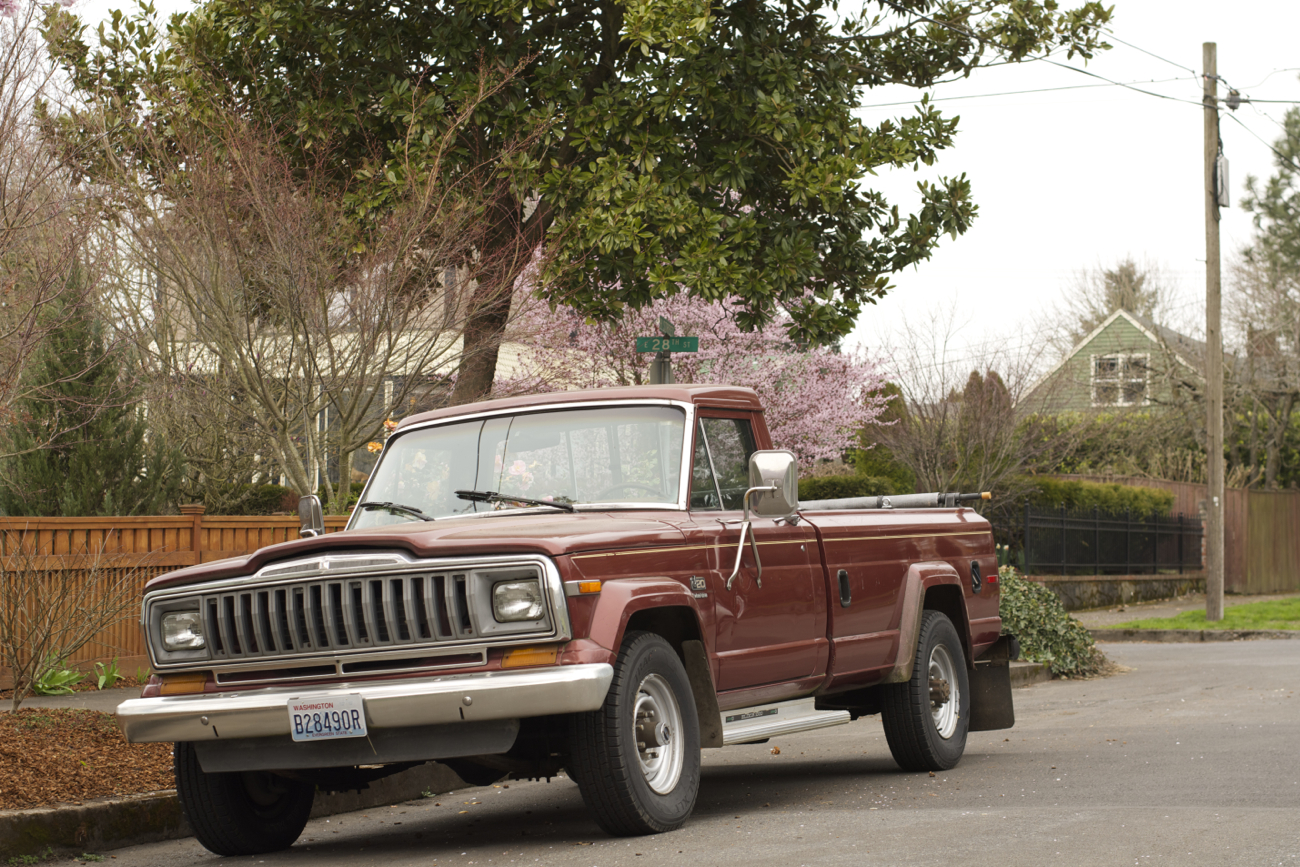 OLD PARKED CARS.: 1986 Jeep J20.
