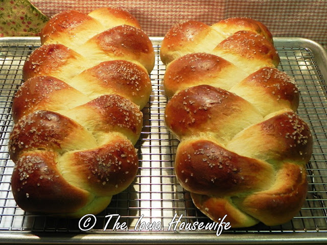 The Iowa Housewife: Spring Holiday Bread