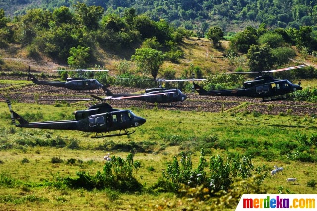 Garuda Militer: [Latgab 2014] Manuver helikopter Bell 412 di Latgab TNI
