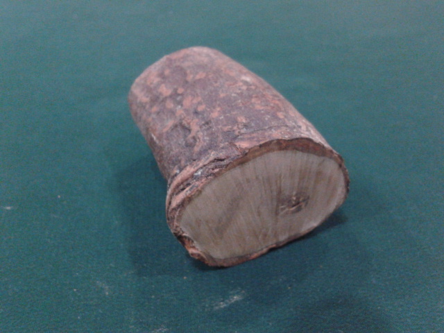 Tesis Aura: Kayu penunduk merah