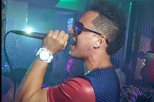 Joey Ex integrante de JN3 canta canciones en vivo