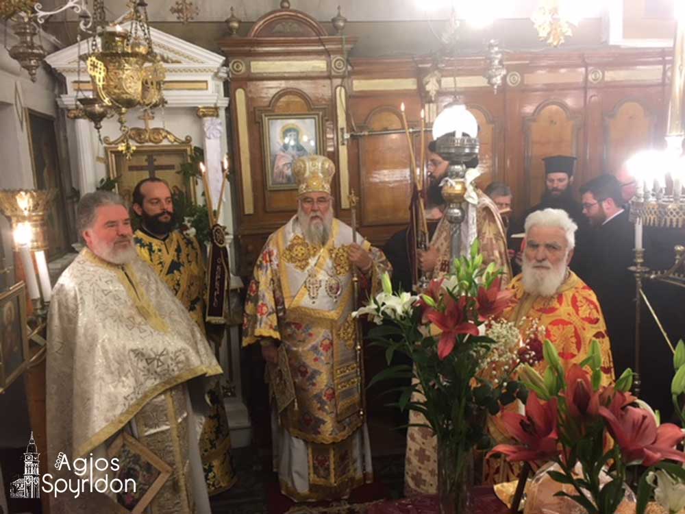 Saint Spyridon Corfu: Ο Σεβασμιώτατος στον Σταυρό