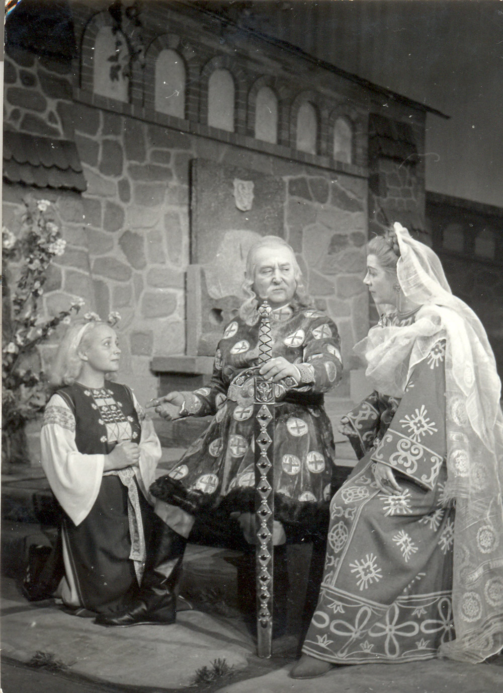 O prietenă a Câmpinei, strălucitoarea actriţă Elvira Godeanu ...