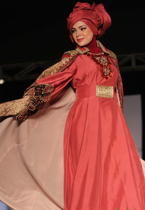 Ketika Seleb Menjadi Model Busana Muslim Dian Pelangi | Tutorial Hijab