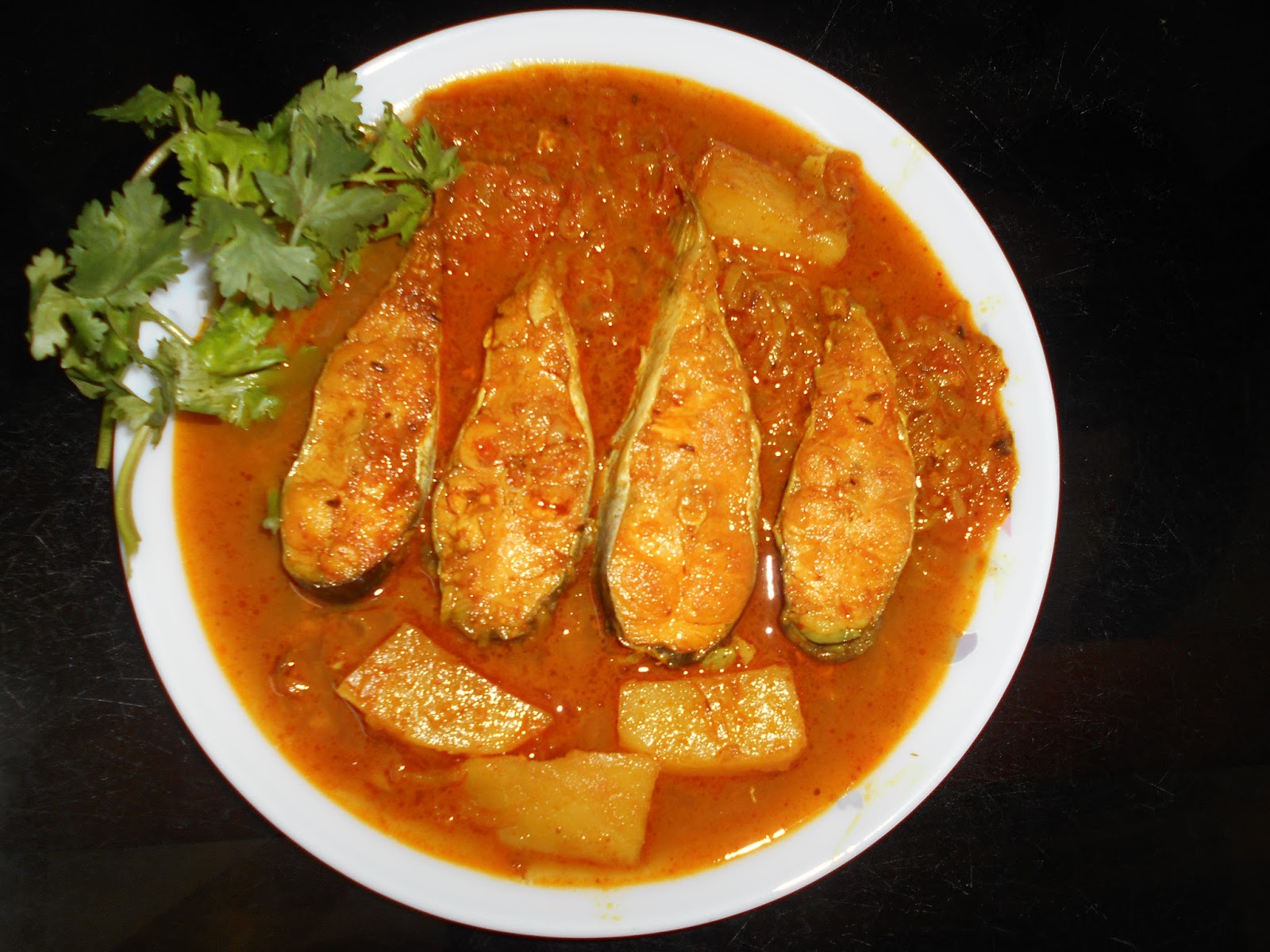 Paramita's Kitchen: Restaurants Style Aloo Diye Boal Macher Kalia ...