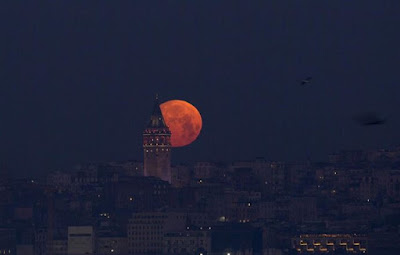 Supermoon rises over in Istanbul