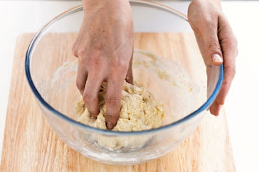 Tips Menguleni Adonan Roti Pizza Agar Lembut dan Empuk | Resep Dapur ...