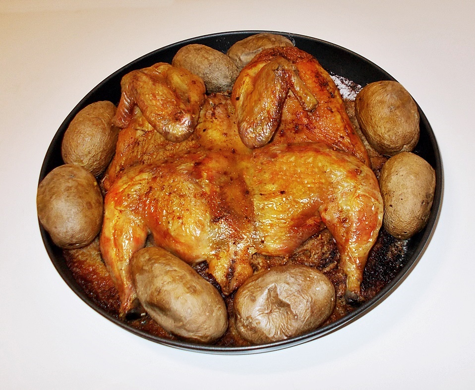 Pui pe sticla cu cartofi la cuptor - Bunătăți din bucătăria Gicuței