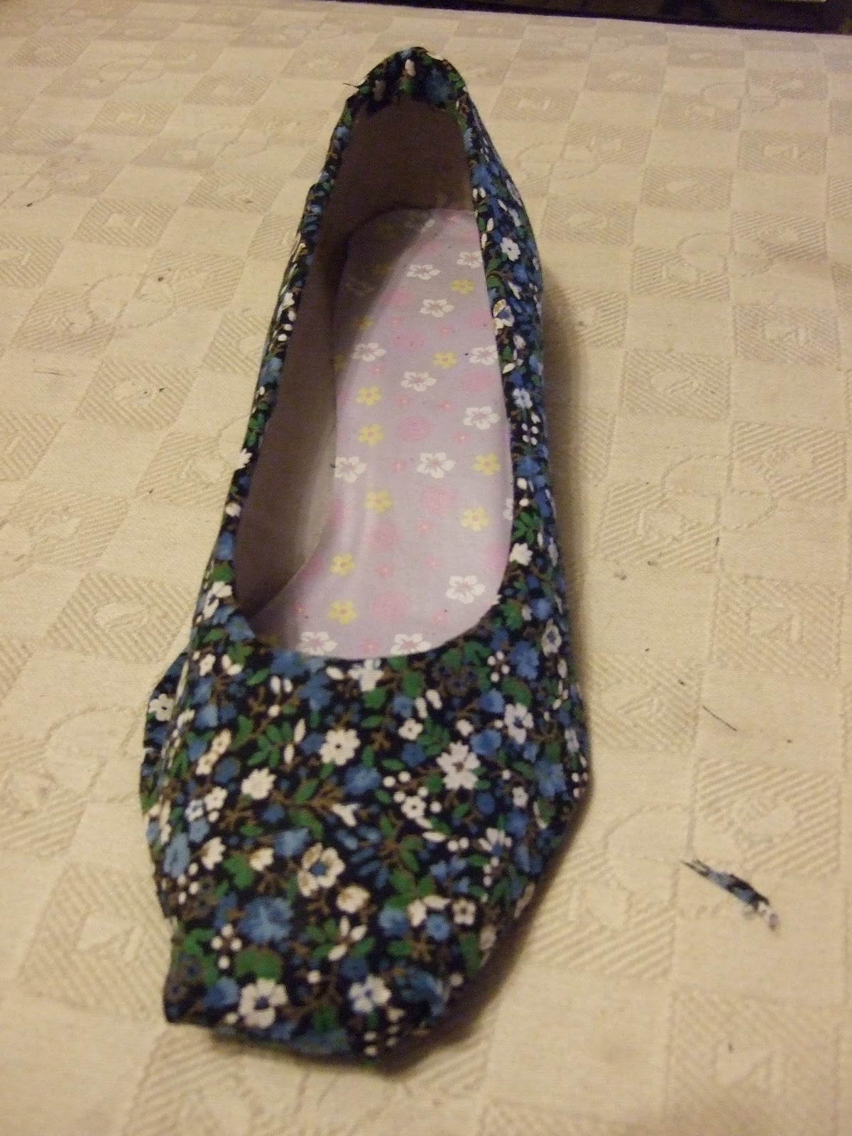 Enthusiastitch: DIY - Fabric Covered Shoes