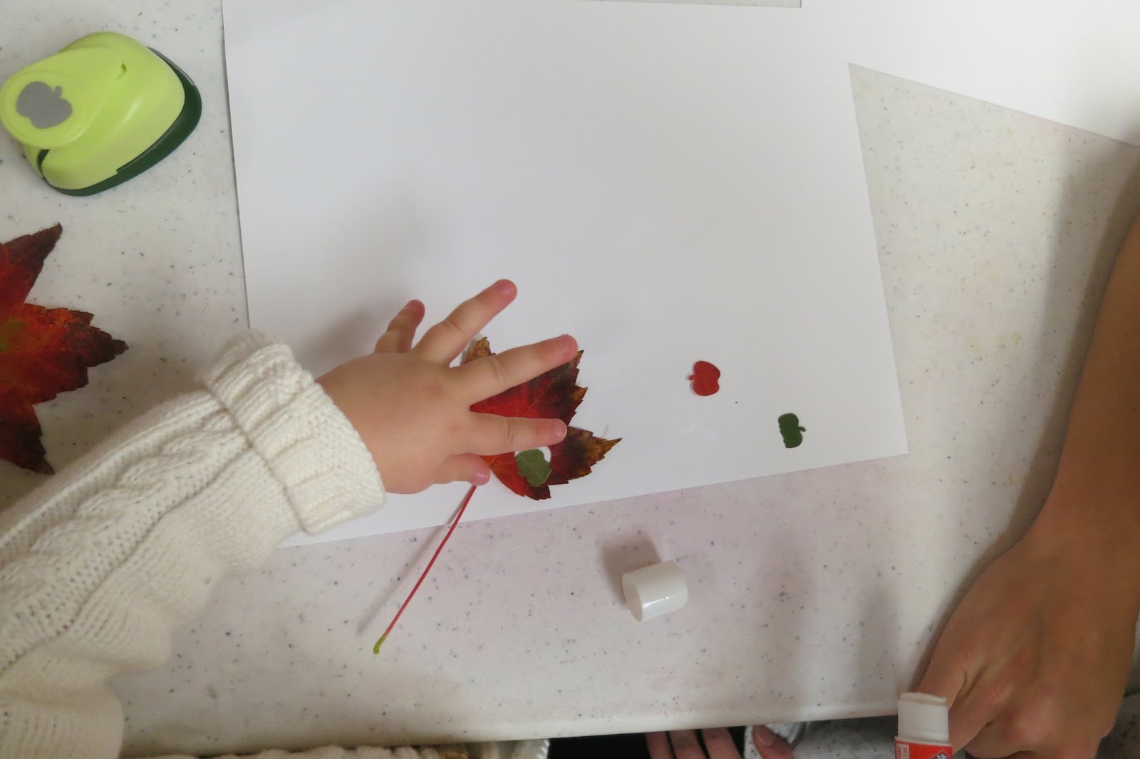 Toddler Art Class: Leaf Punching : library makers