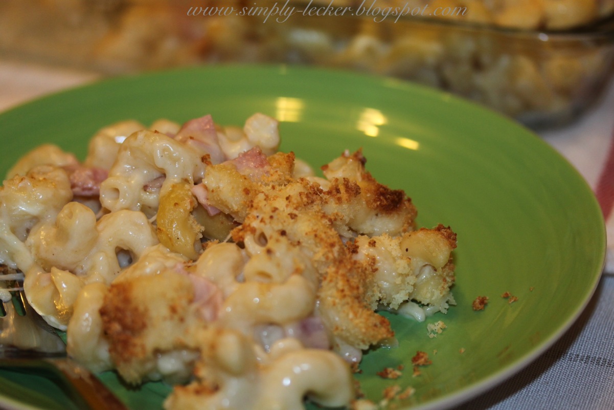 Simply Lecker: Curly pasta, Cheese and Ham Bake