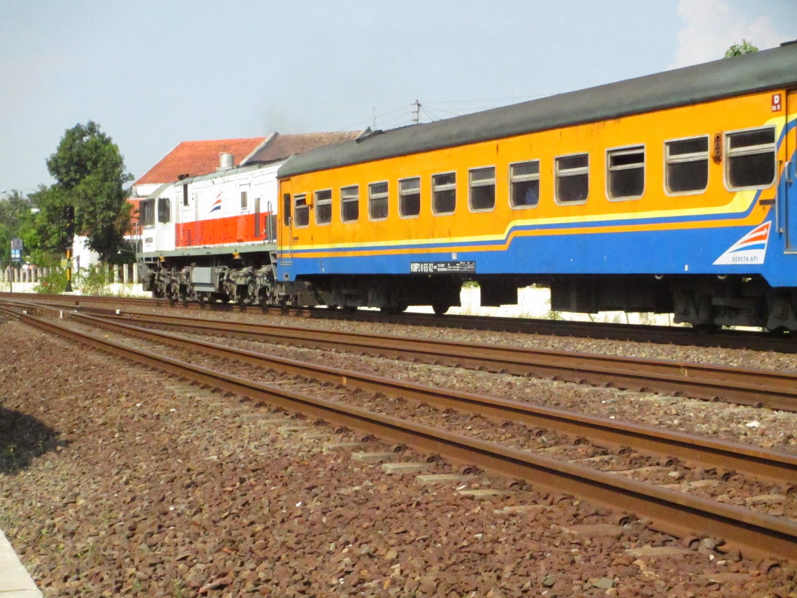 Kereta Api Indonesia: Jalan-jalan ke Stasiun Wates (Full Foto)