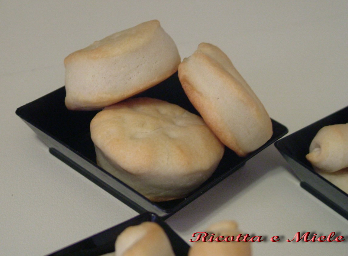 Ricotta e miele: Biscotti salati con lo strutto/ Bizcochitos de grasa