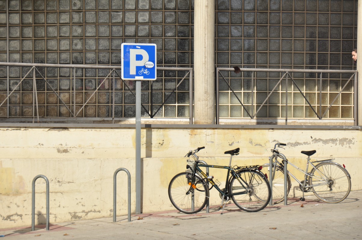 SALAMANCA EN BICI: SOBRE LOS APARCAMIENTOS PARA BICICLETAS II