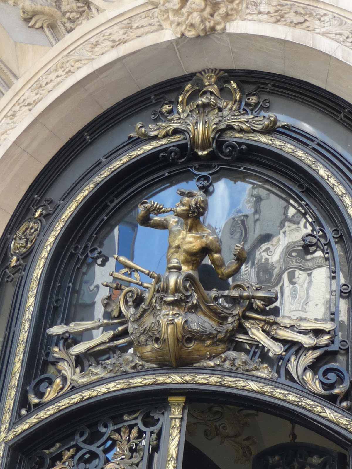 Heráldica en la Argentina: Escudo Nacional en el Centro Naval