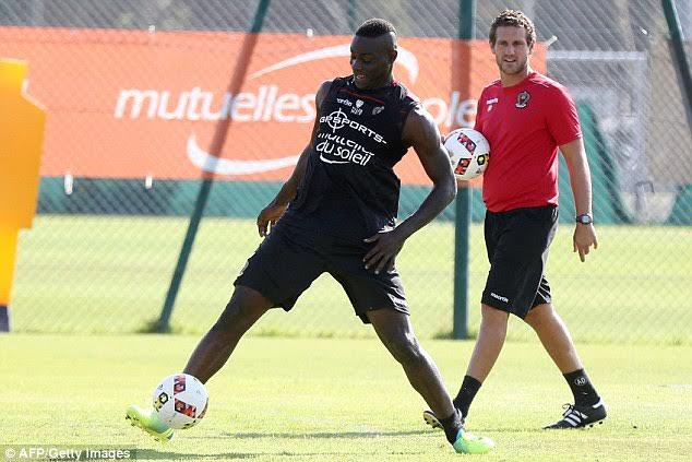 Fans rush to catch a glimpse as Mario Balotelli trains with his new ...