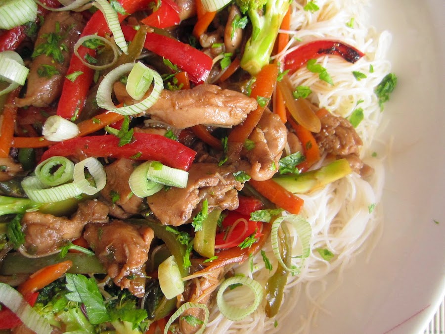 Fideos de arroz chinos con pollo y verduras | Cocina