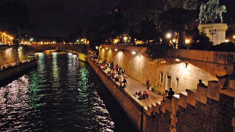 FLUVIUL SENA ,PARIS - Targ de informatii