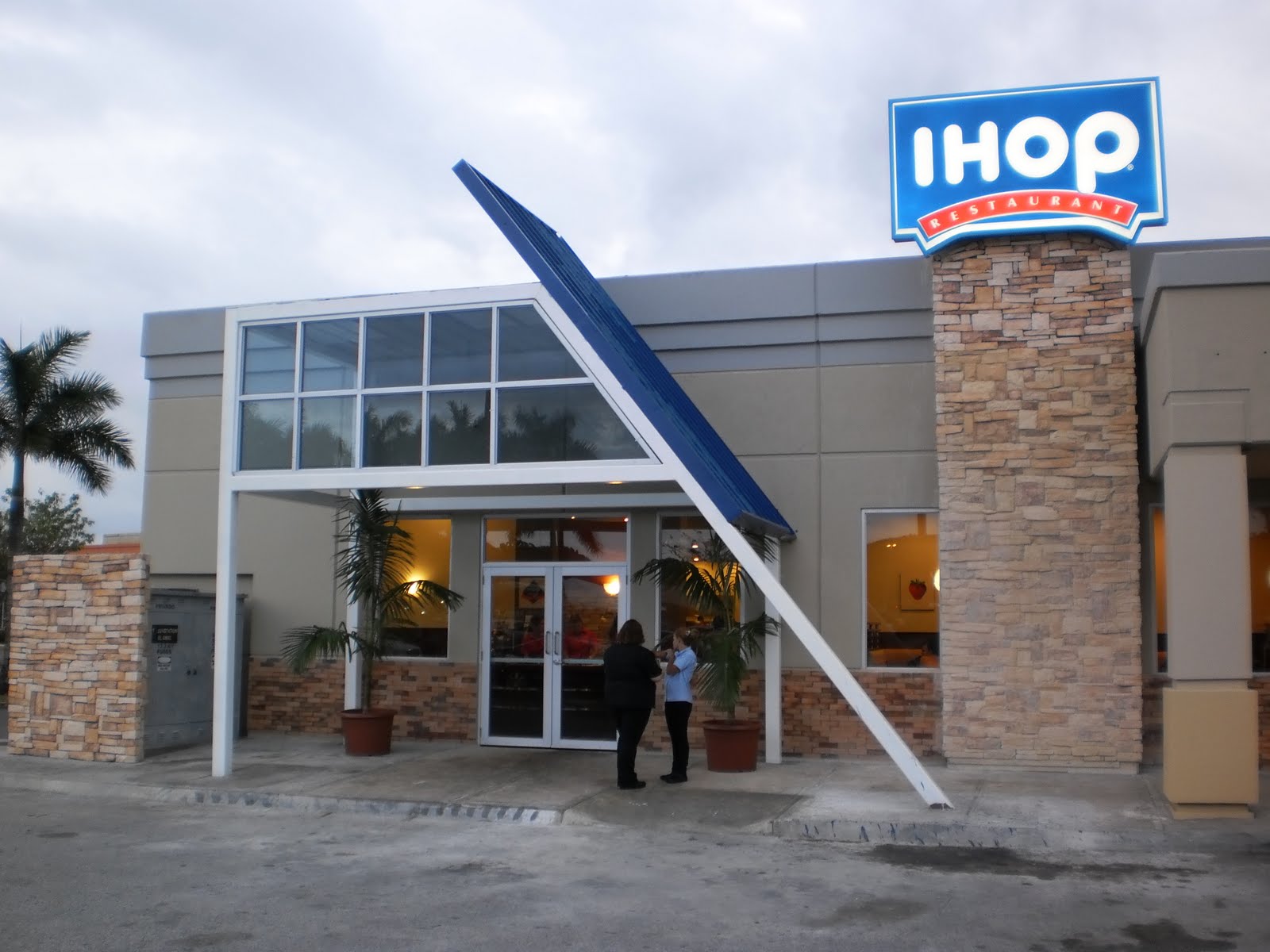 LEES Arquitectos e Ingenieros: IHOP abre segundo local en la Isla