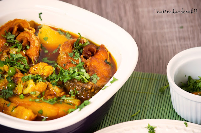 Aloo Fulkopi Die Macher Jhol / Bengali Fish Curry with Potato and ...
