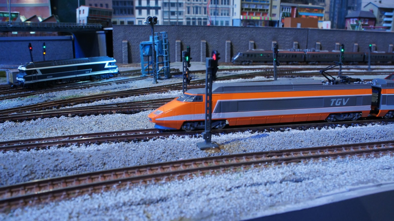 quinntopia - An N Scale blog: Locomotive Roster: Kato TGV Sud-Est; Kato