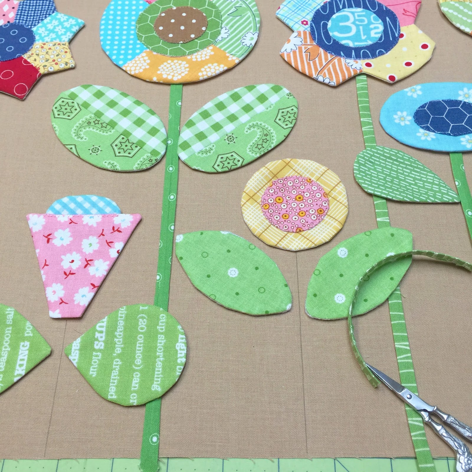 Bee In My Bonnet: Sew Simple Shapes - Patchwork Flower Garden Tutorial!