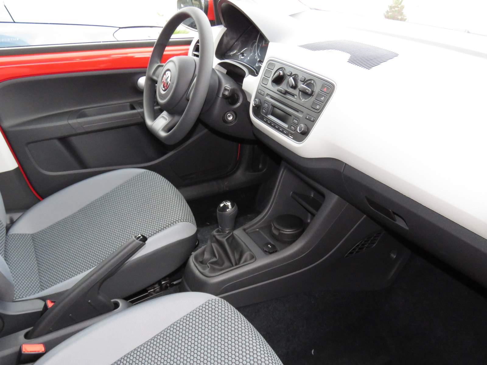 Volkswagen Up! TSI Move 2017: detalhes internos e externos