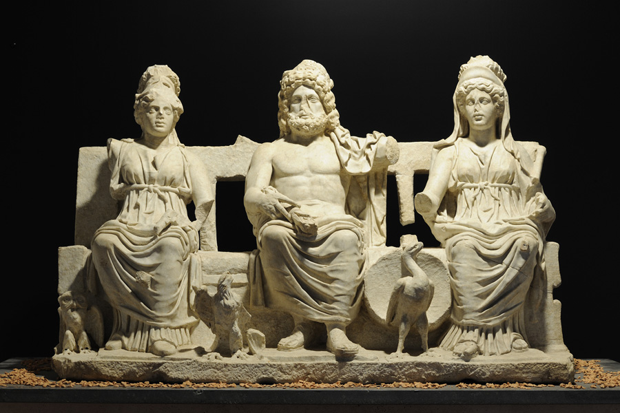 I promessi viaggi: La scultura monoblocco della Triade Capitolina e il ...