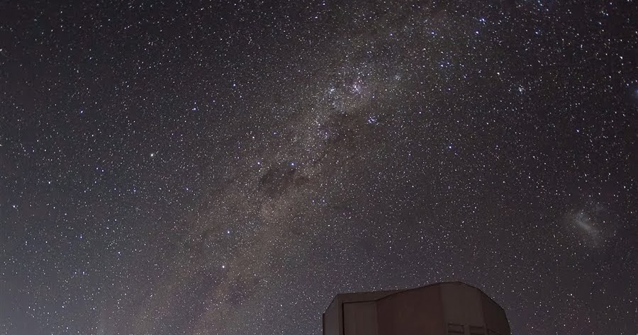 White Wolf : Comet turns into a Christmas star (Video)