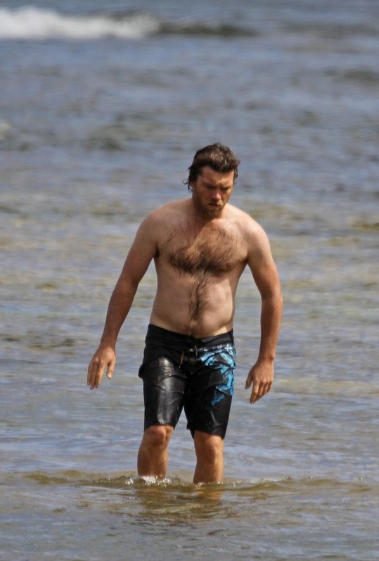 entertainment+: Avatar actor Sam Worthington goes shirtless as he takes ...