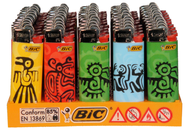 zippo: Dos encendedores mas el clipper y el bic