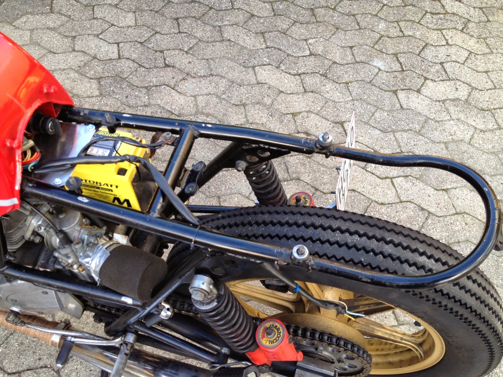 The making of an italian cafe racer: The rear loop