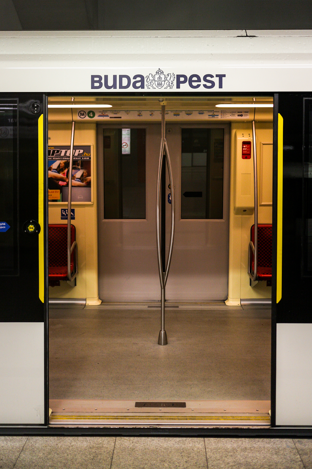 Thomas CLaus: REPORTAGE / METRO M4 / BUDAPEST