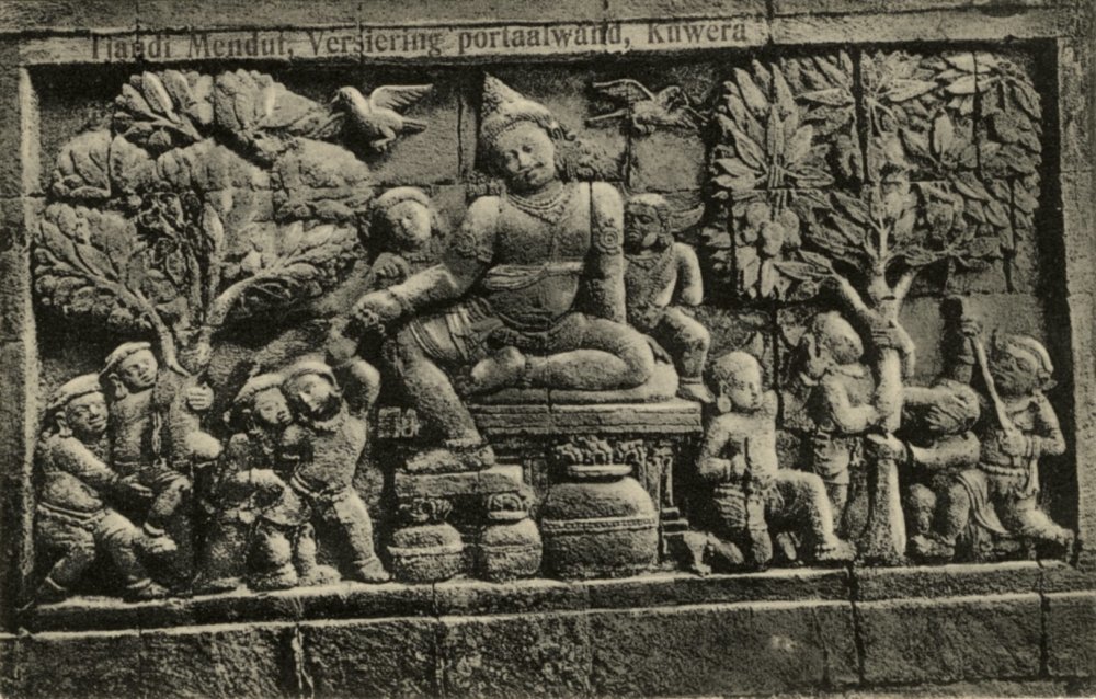 Indonesia Zaman Doeloe: Relief dan patung Buddha di candi Mendut, 1915
