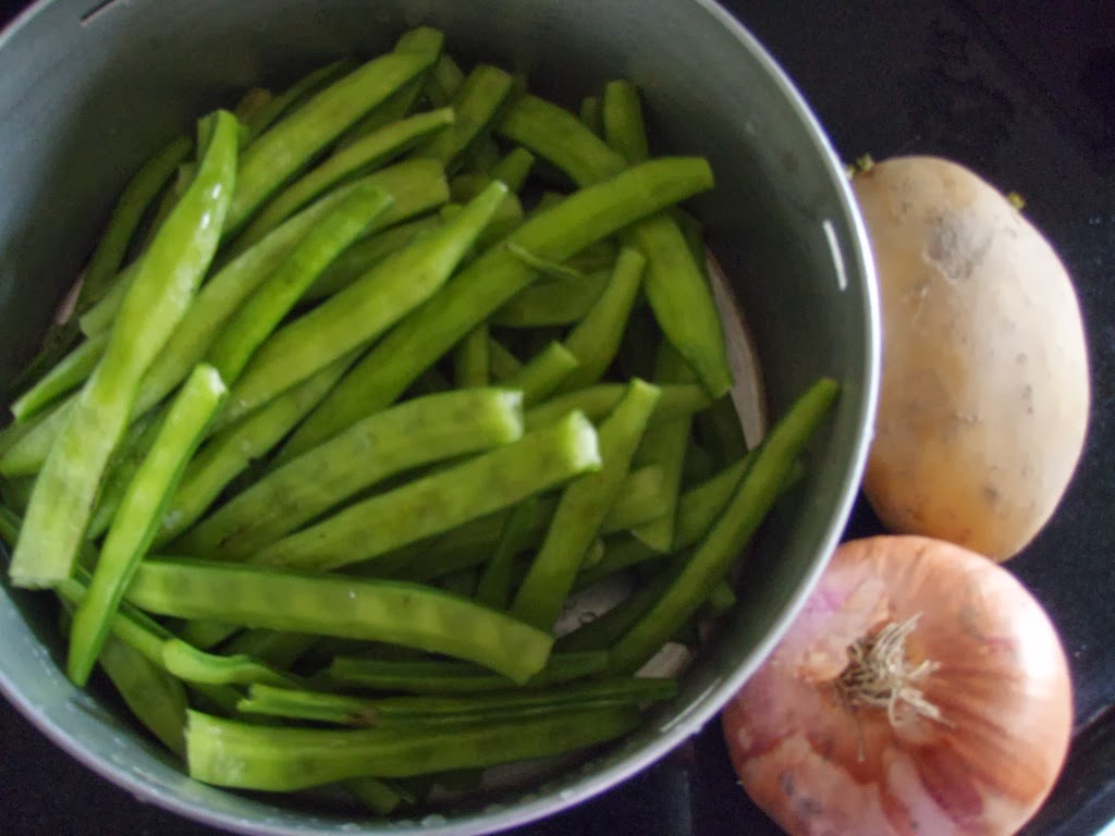 Chitki Mitki Sukkem (Cluster Beans) ~ Goan Recipes n More