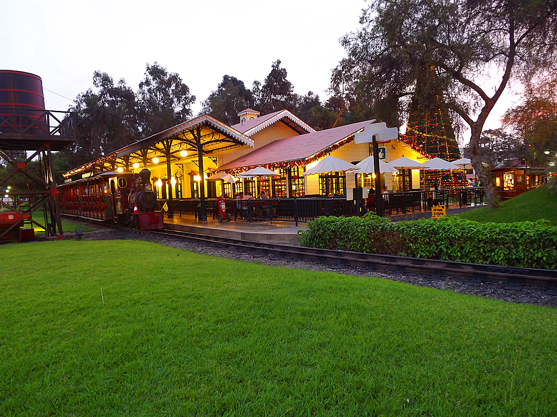 PARQUE DE LA AMISTAD (Surco - Perú) | Restando Noches