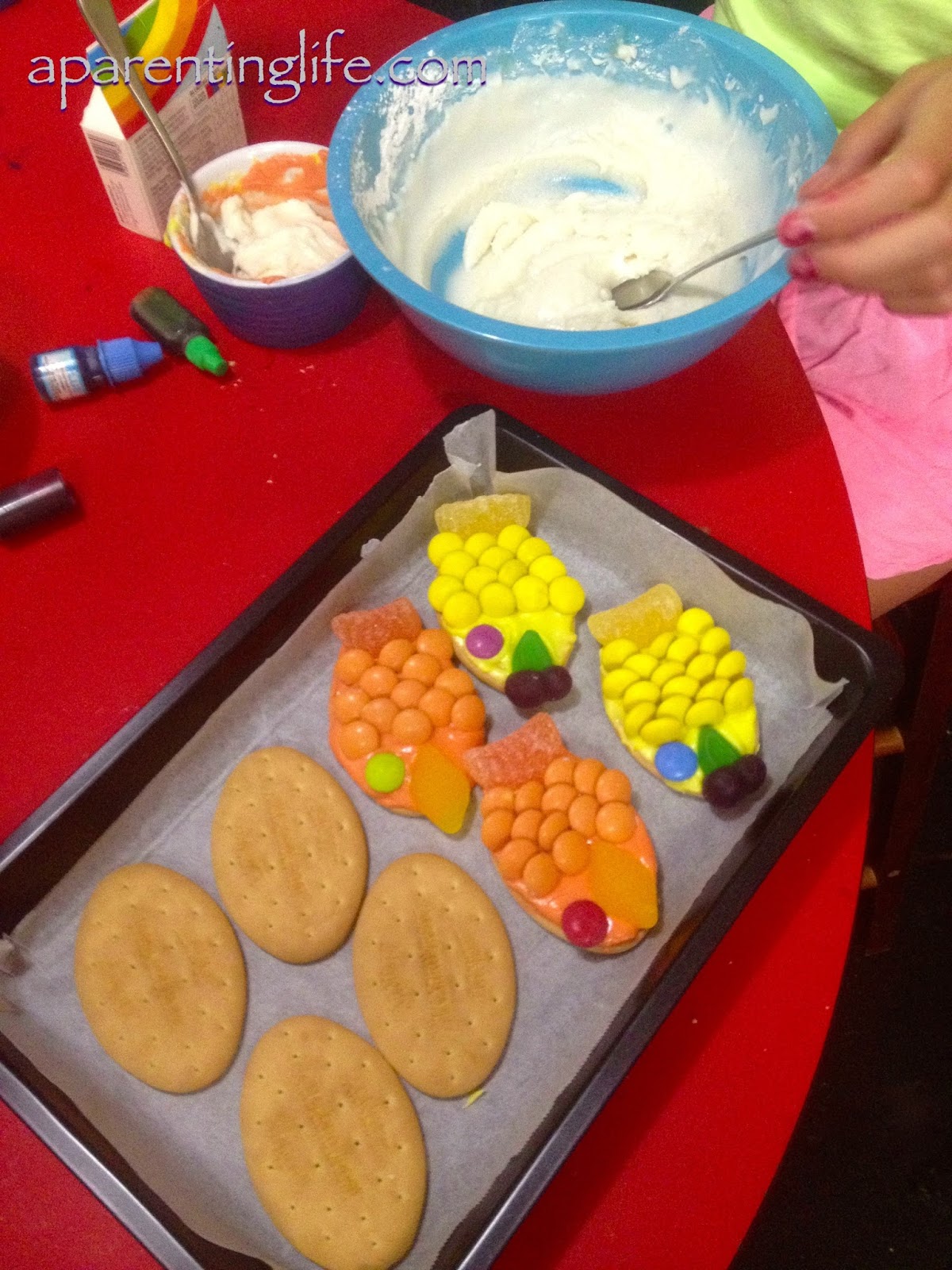A Parenting Life: Totally pinworthy decorated fish biscuits. Easy. Yum ...