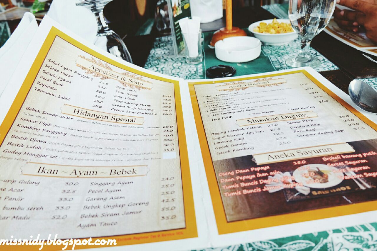 Makan ala Bangsawan di Bale Raos